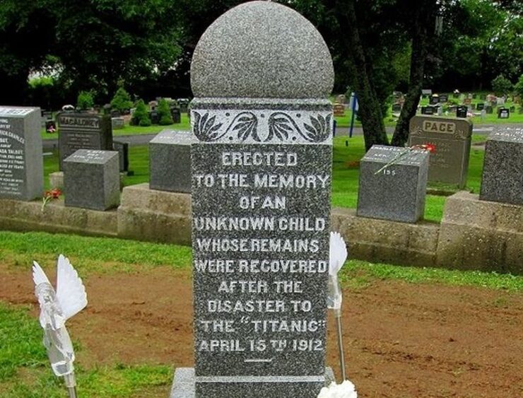 The Grave Of The Unknown Child - Titanic-Titanic.com