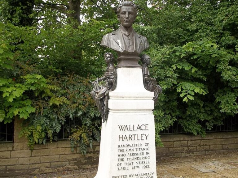 Titanic Memorials: Wallace Hartley, Colne - Titanic-Titanic.com